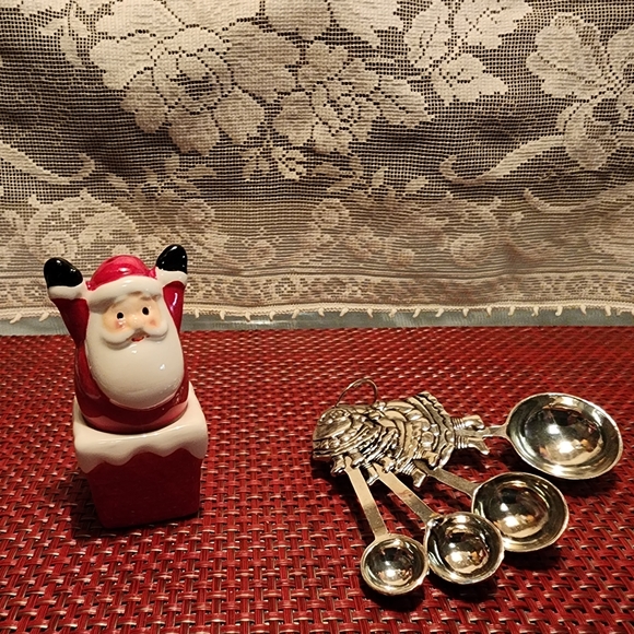 unmarked | Holiday | Ceramic Santa And Chimney Salt And Pepper Set And ...